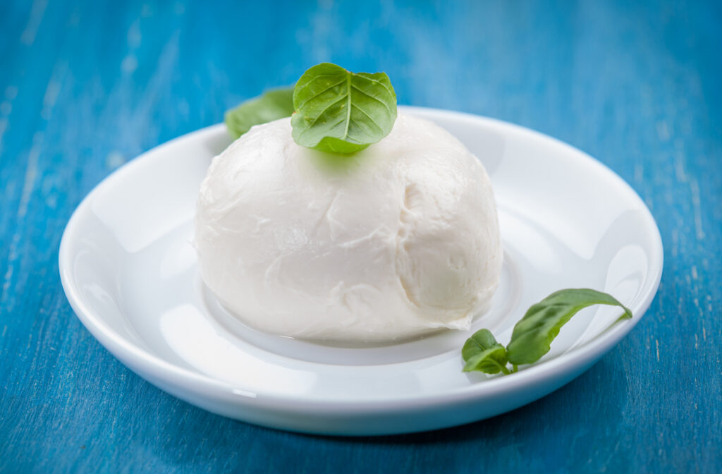 Come si fa la Mozzarella: Un Viaggio nella Tradizione Casearia Italiana ...