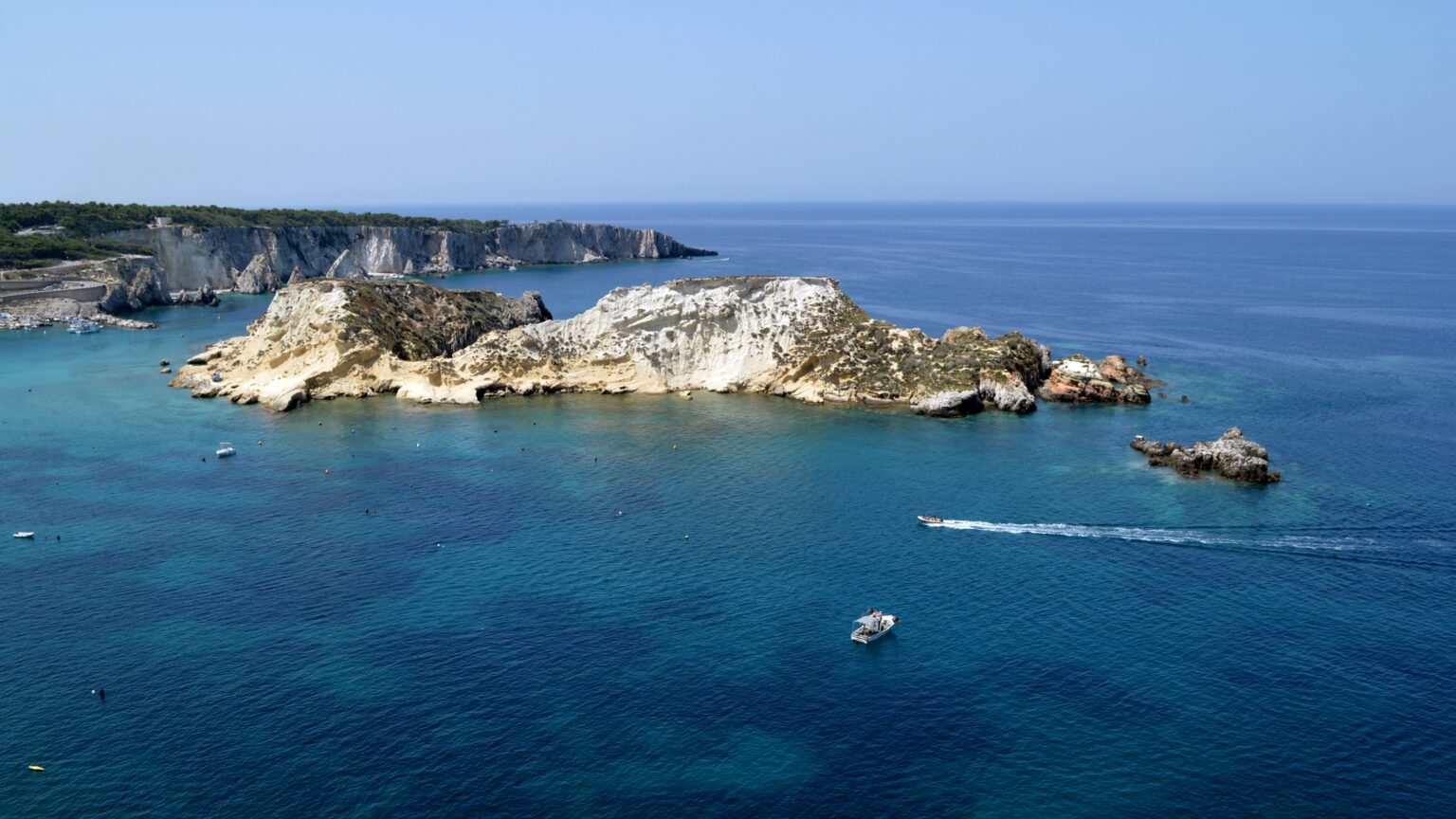 Esplora Capraia Isola: Un Paradiso Mediterraneo – Italia Delight